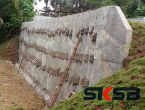 "Tie Back Wall" di Jalan Jerantut – Kuala Lipis, Jerantut, Pahang ...
